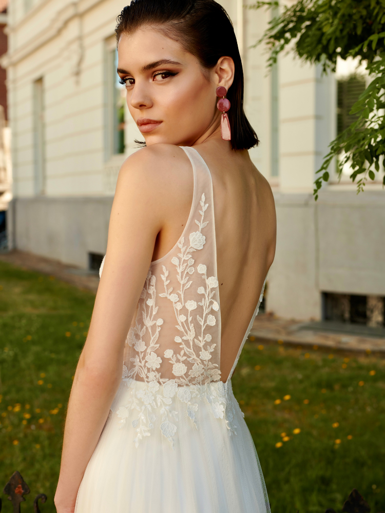 White Lotus de Rembo Styling, robe de mariée moderne et étincelante